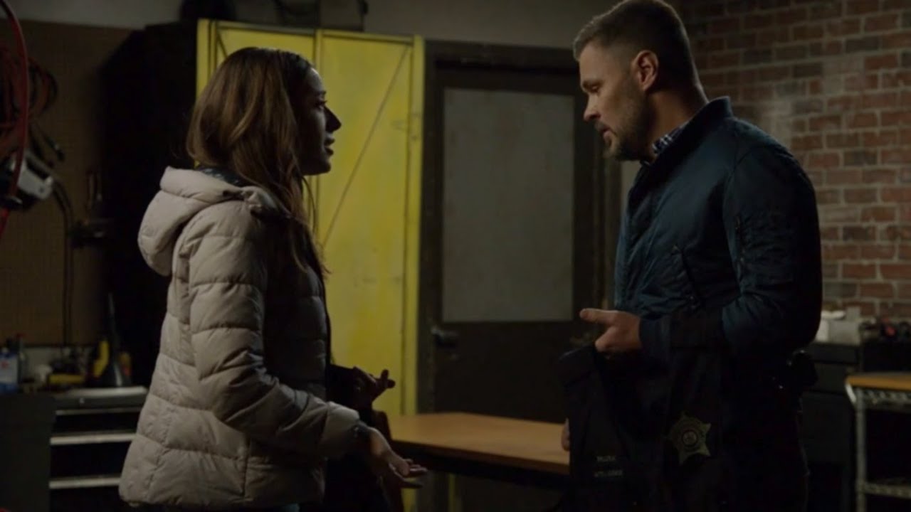 Chicago PD 10x08 (8) Burgess and Ruzek talk about her trauma - YouTube