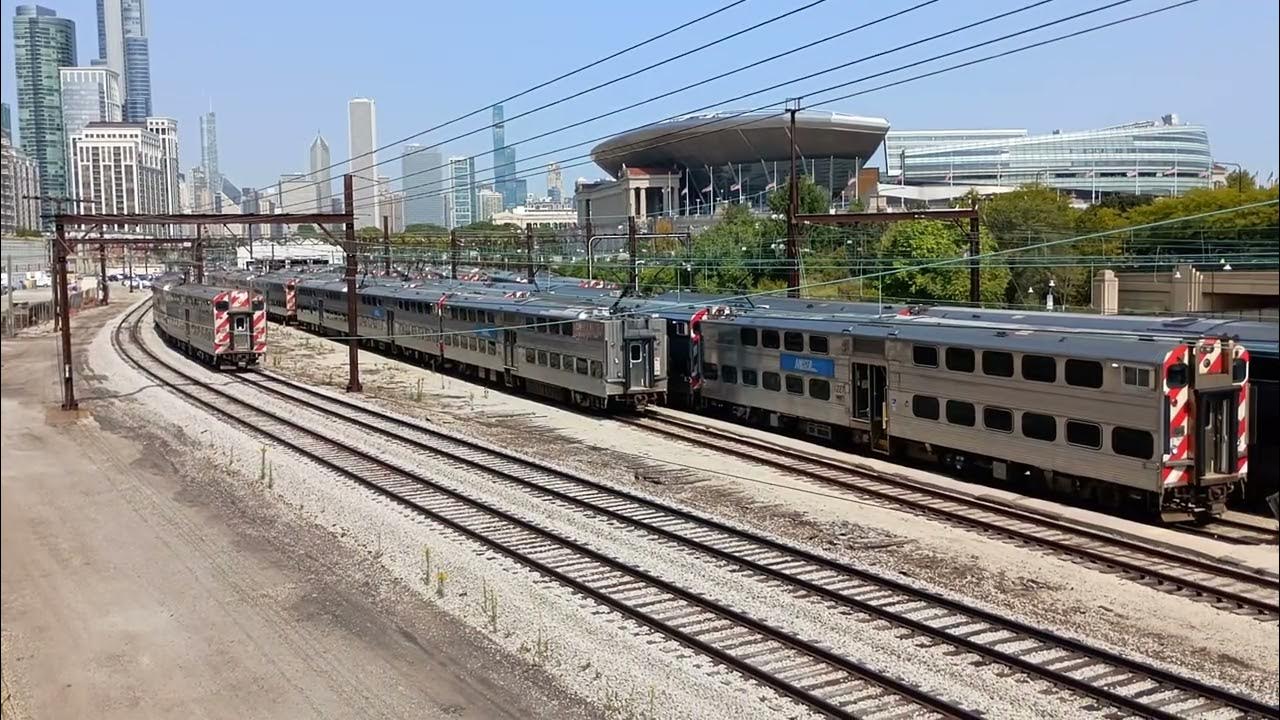 Outbound Metra Electric at 18th st pedestrian bridge w/ K3LA horn show - YouTube