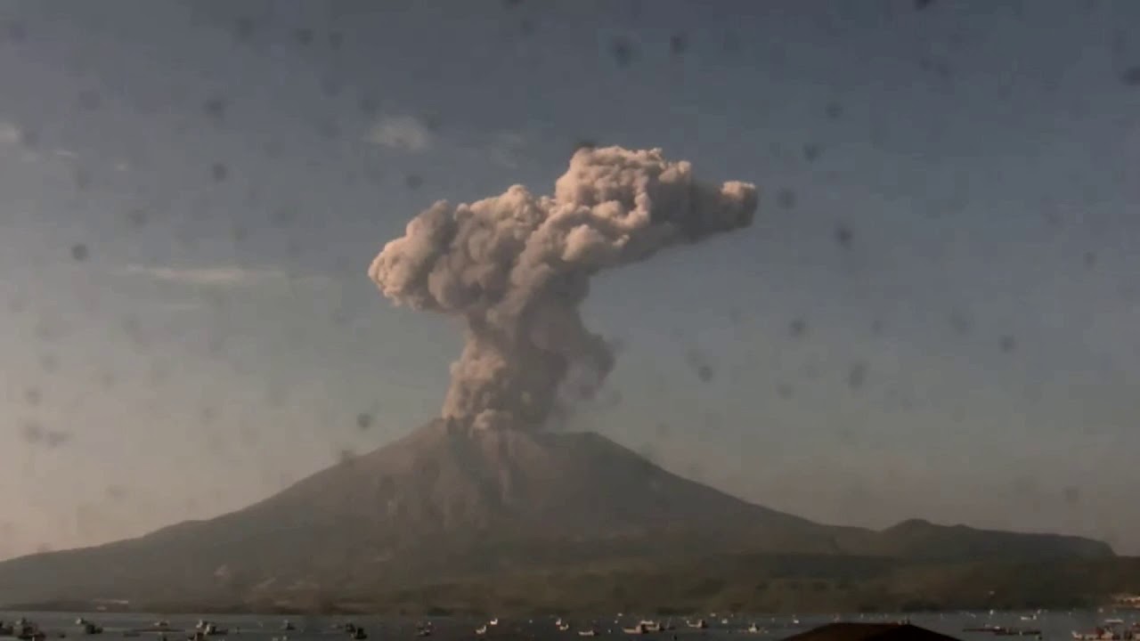 December 9, 2020, ~ Explosion ~ 桜島 ~ Sakurajima Volcano, Japan ~ 14:55 ...