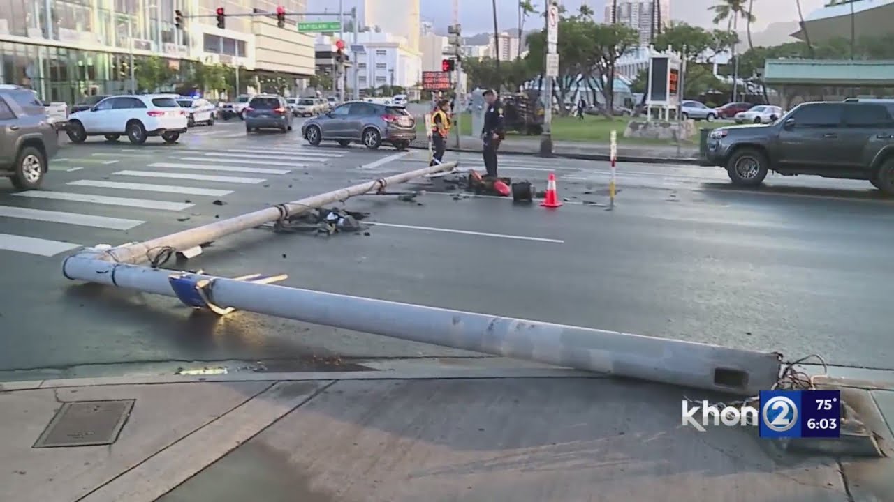 WATCH: Light pole falls just missing cars driving through - YouTube