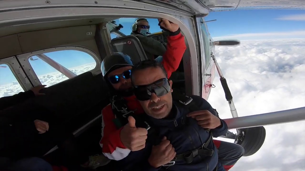 Saut en parachute flying Devil Bex Suisse - YouTube