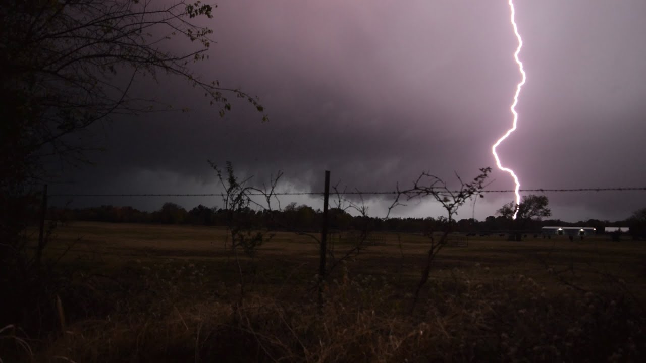 11/4/22 Winnsboro, TX Tornadic Supercell/Wall Cloud Approaching - YouTube