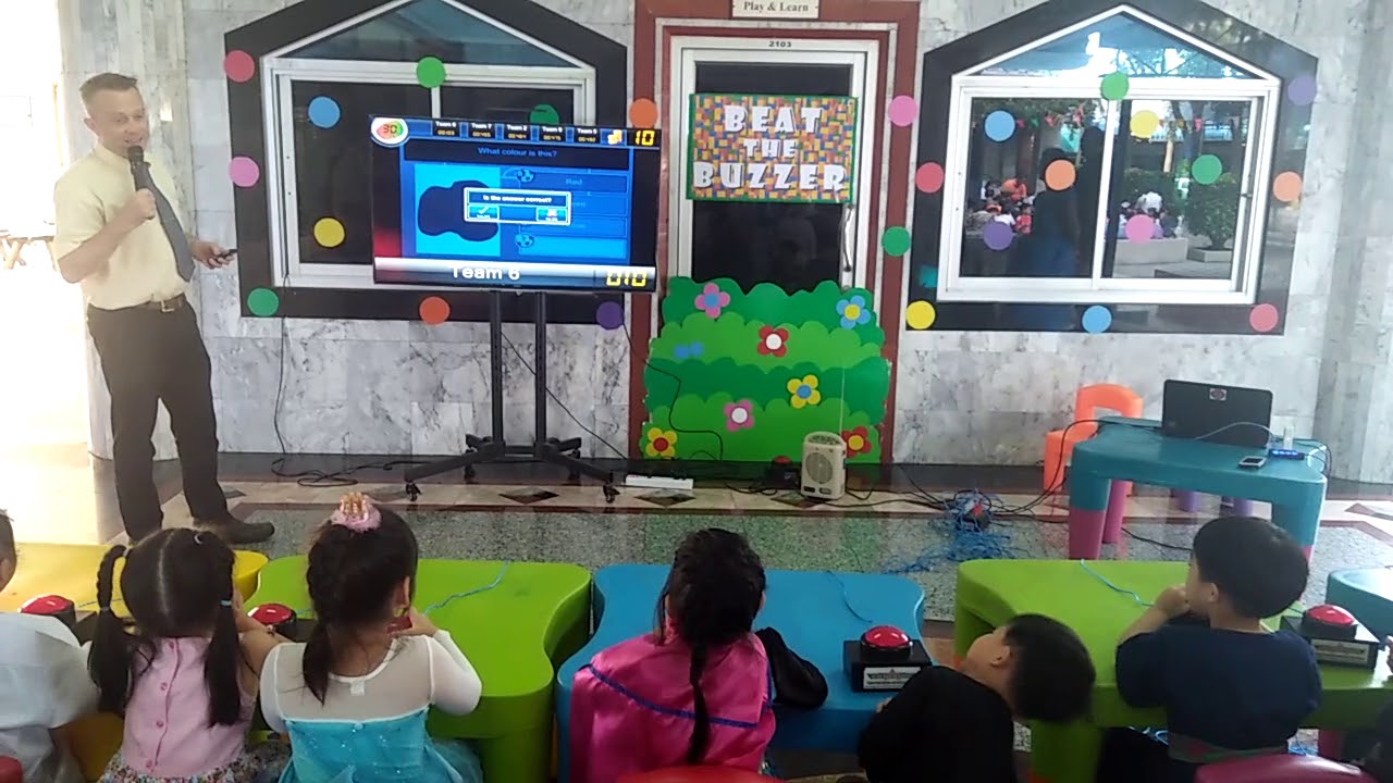 Wired lockout buzzers, using quizxpress game show software - YouTube