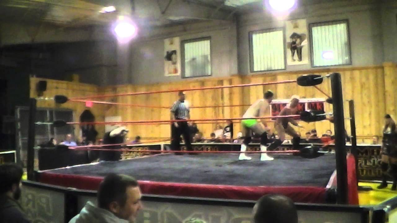 Logan Easton Laroux vs Bobby Shields - YouTube