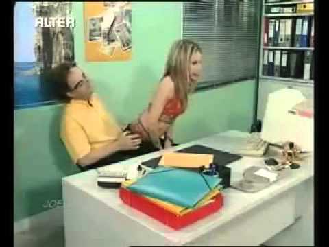 Bilgisayardan Bir Şey Gösterirken Kadına Taciz Eden Adam!!!