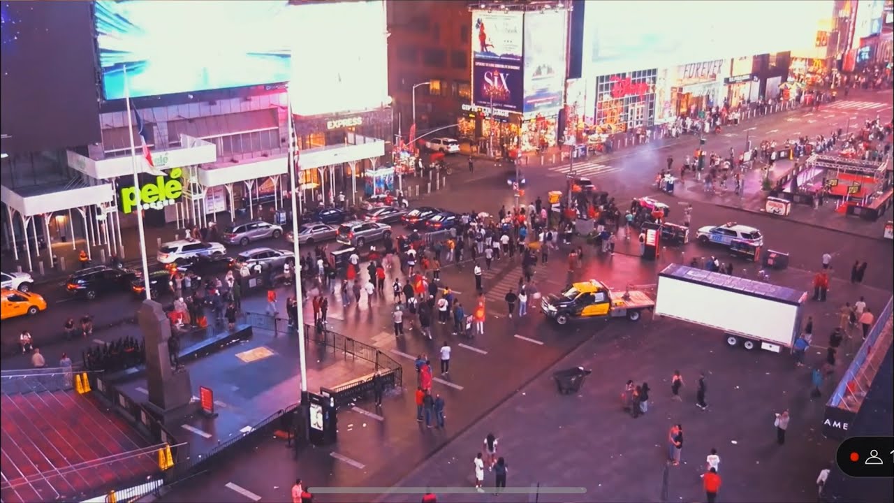 SQUEEZE TEAM SPINS TIMES SQUARE - YouTube