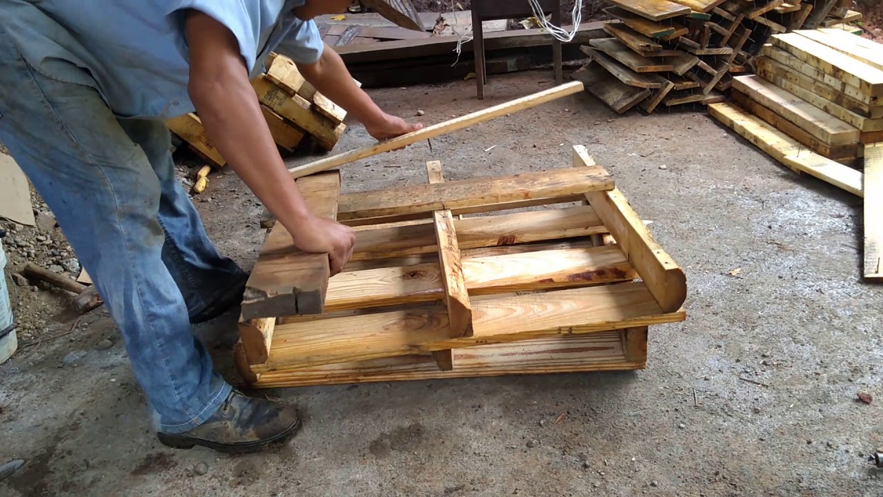Como desclavar tarimas o pallets con herramientas basicas - YouTube