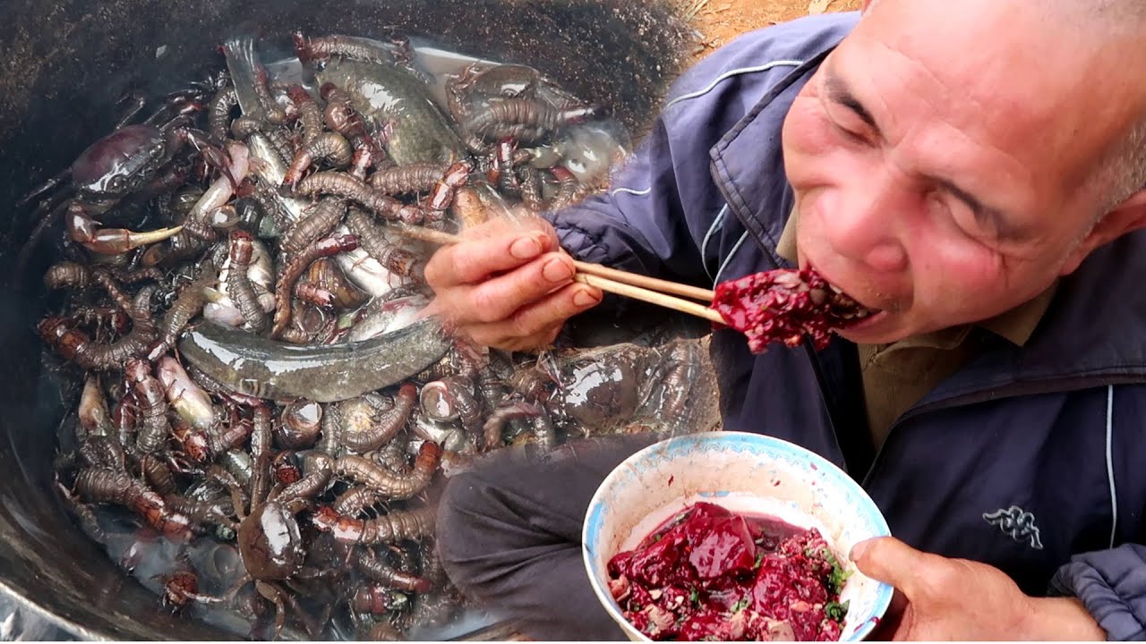 Eat duck blood soup and fried water centipedes - YouTube