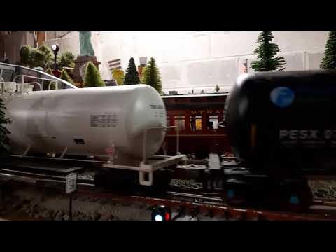 Lionel BNSF oil tank train - YouTube