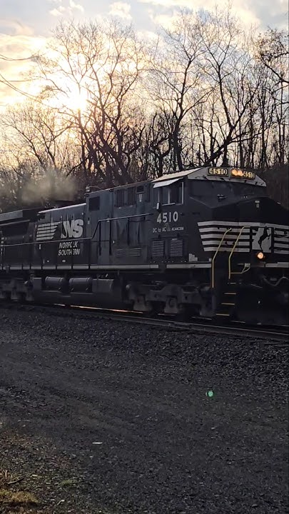 Norfolk Southern #4510 leads a 242 car manifest at Lewistown, PA (03/29/2025) - YouTube