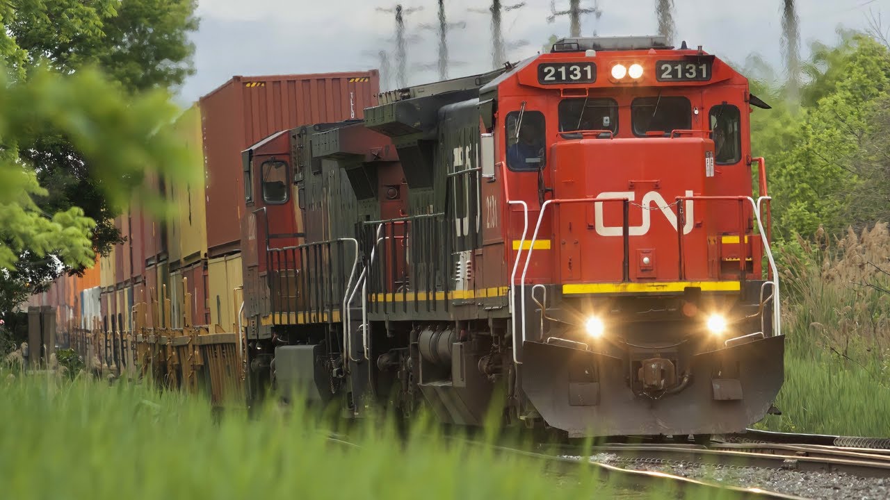 Standard Cab D8 Lead! Daylight 533! 2 CN Trains At Brampton ...