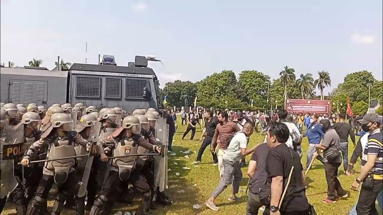 Simulasi Penanganan Unjuk Rasa Pada Latihan Sispamkota Polda Jambi - YouTube