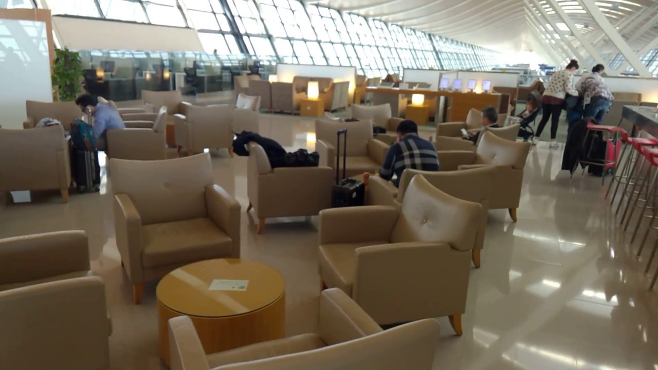 PVG: Shanghai Cathay Pacific Business Class Lounge - YouTube