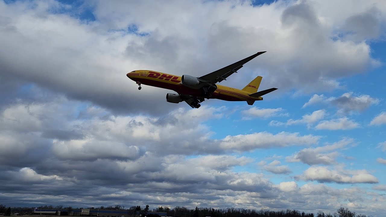High winds force rare CVG (daytime) runway 27 approach. 777 Landing ...