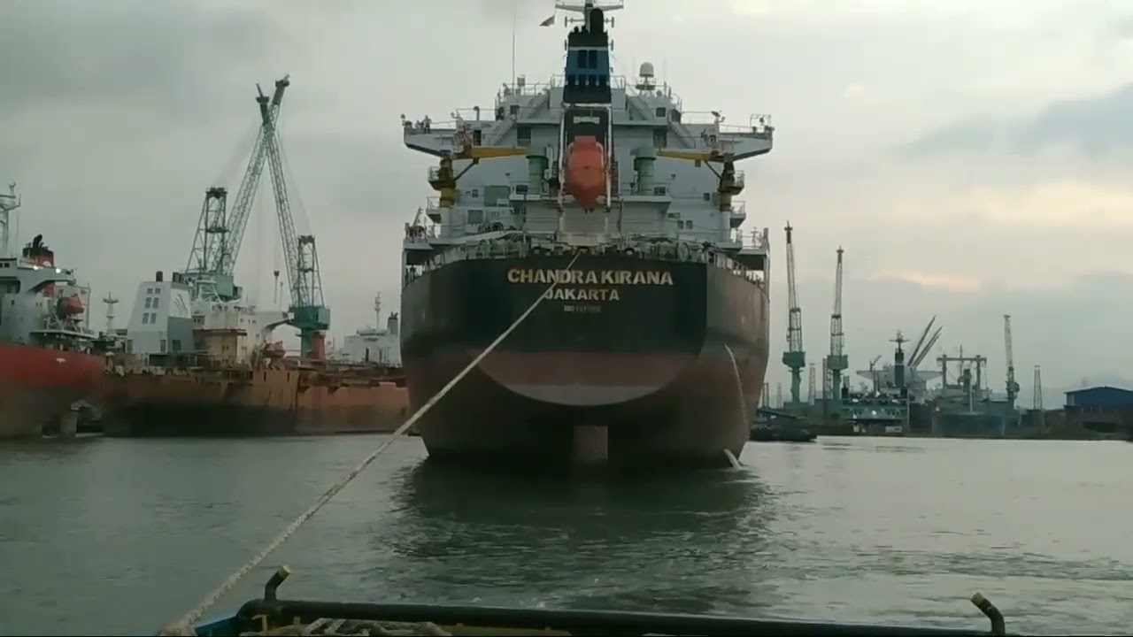 Bulk carrier masuk dry dock - YouTube
