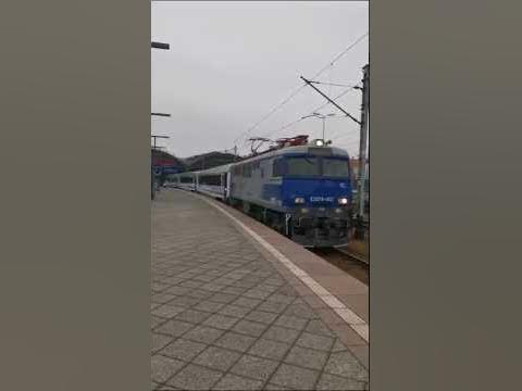 Eu07A-003 z IC 65100 Pomorzanin rel. Jelenia Góra - Gdynia Główna odjeżdża ze stacji Wrocław ...