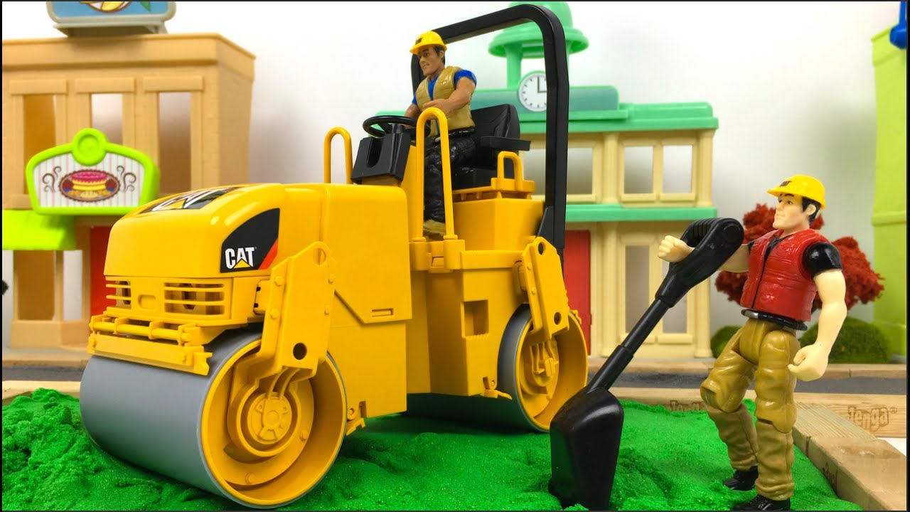 APISONADORA CAT DE BRUDER CONSTRUYENDO UN CAMINO DE ASFALTO JUNTO AL ...