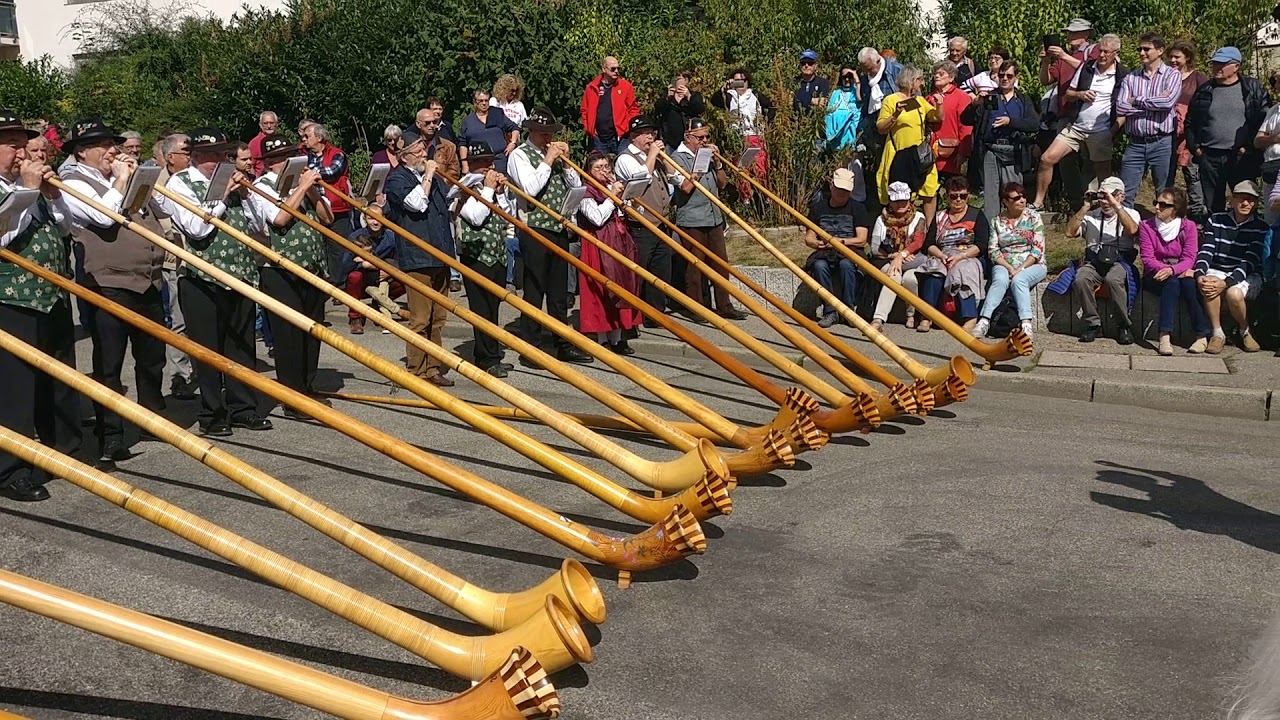 Alpine horns in Munster - YouTube