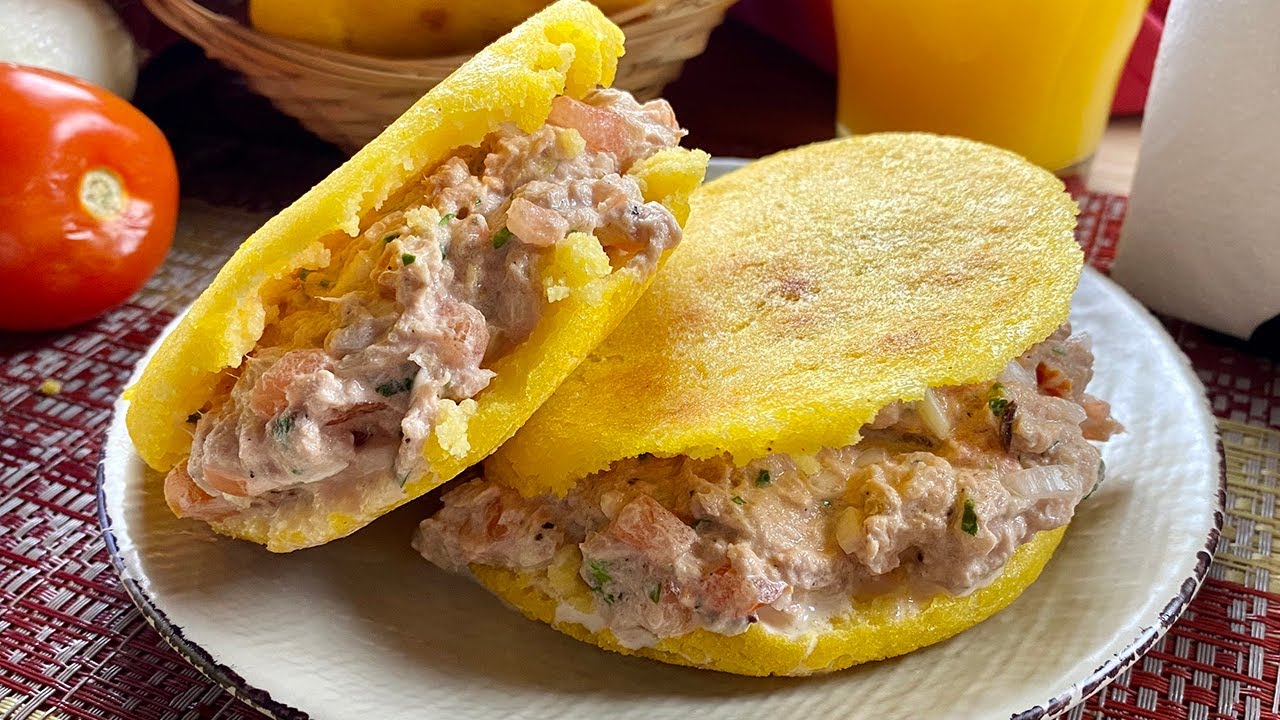 Arepa rellena de atún - YouTube
