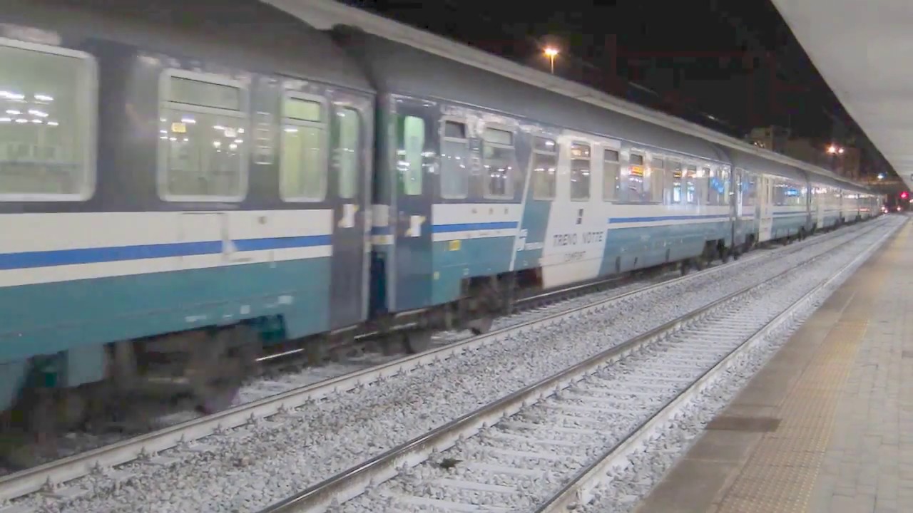 FS Express 1931 Venezia - Palermo / Siracusa hauled by E402A at Padova ...