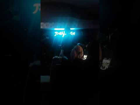 Bendeniz elimde değil seviyorum