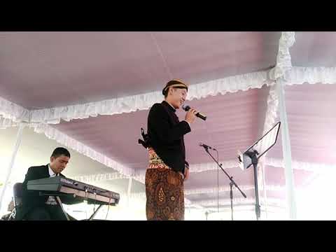 Anunya melorot.....kelihatan anunya