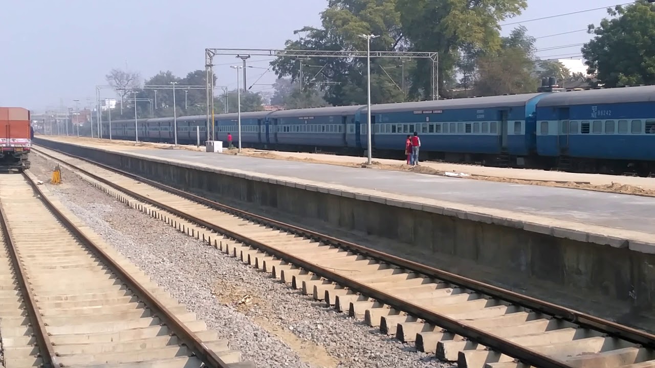 Lucknow Chhapra Express crossing Daliganj junction - YouTube