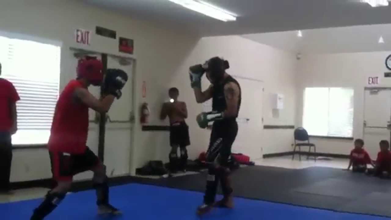 MIXED COMBATIVE : Juan vs Brandon , KICKBOXING SPARRING - YouTube