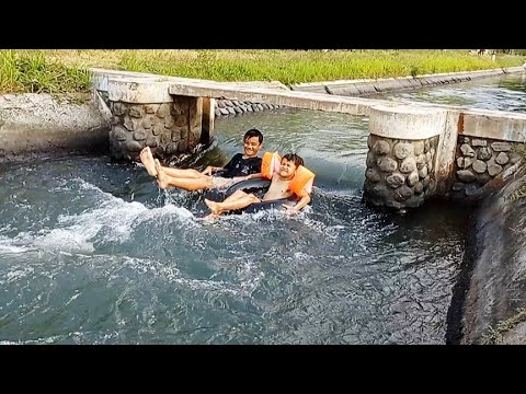 Seruu, main di sungai, mandi bareng, nangkap ikan, perosotan 😃