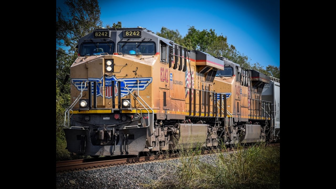 Train traffic on the Houston Sub! UP 8242 heads into the Siding! - YouTube