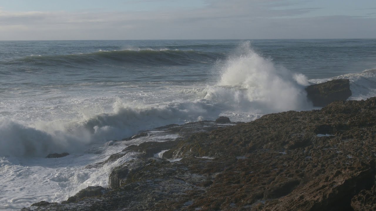 🌊 Waves Crashing on the Rocks Before the Sunset - Soothing Nature ...