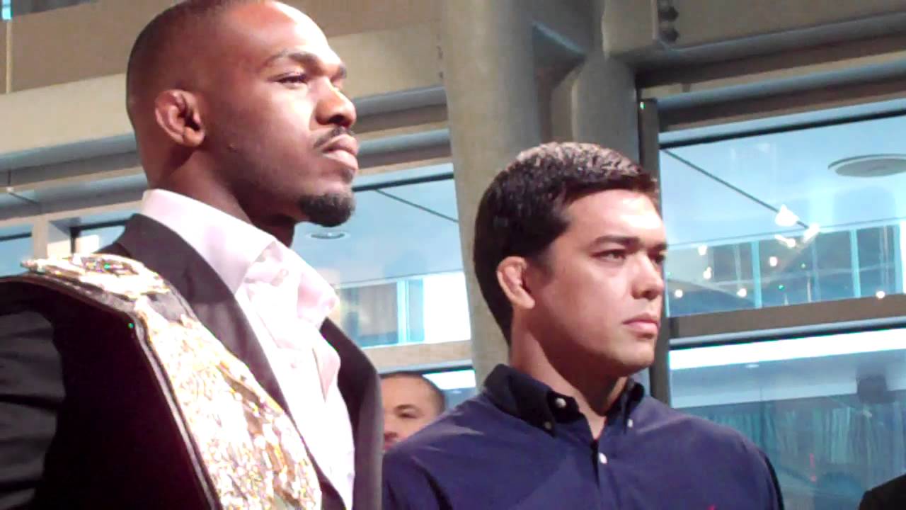 UFC 140: Lyoto Machida and Jon Jones pose for cameras in Toronto - YouTube