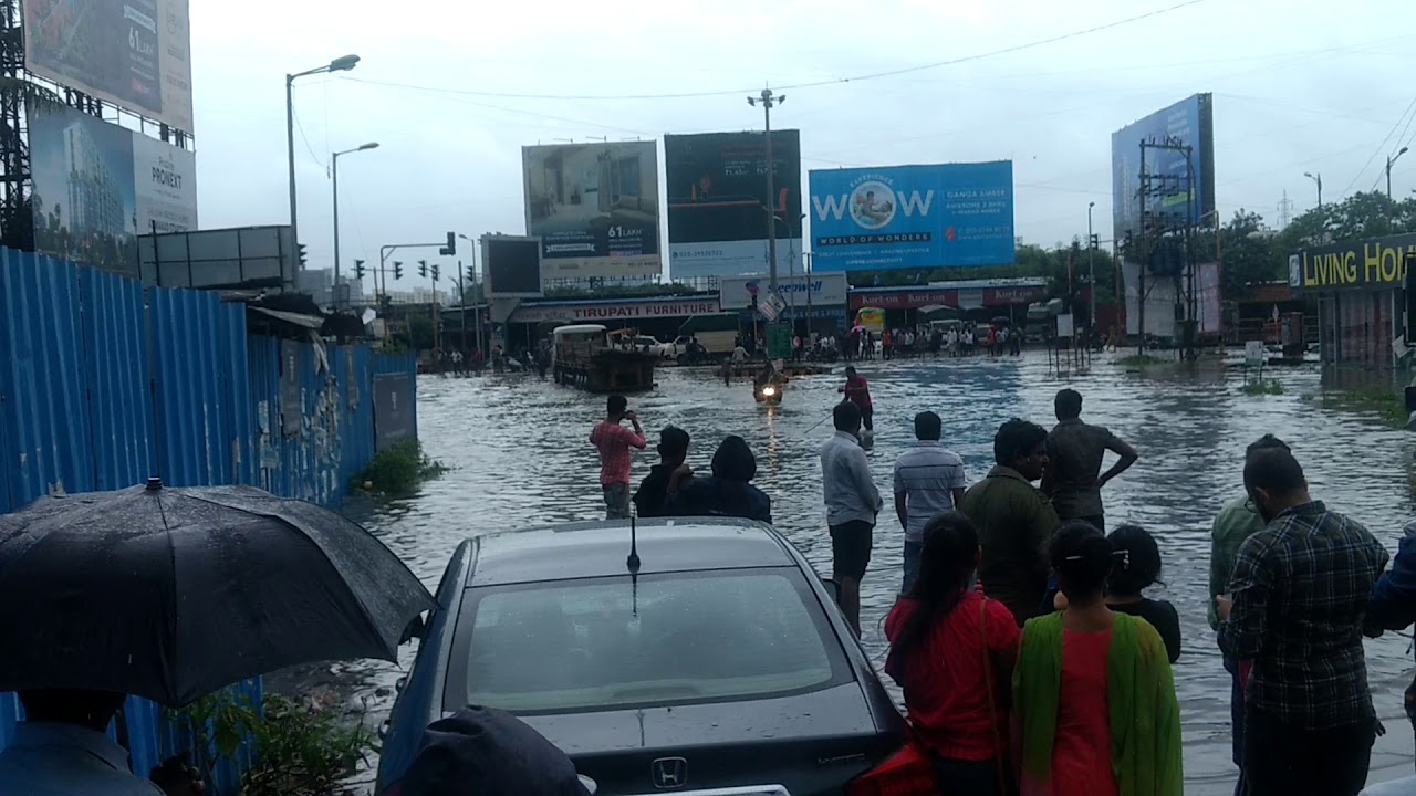 People of Pune Risking their Life | Rain Woes in Wakad | Risk of Flood ...
