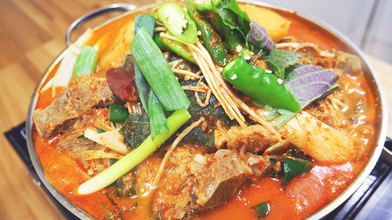 감자탕 ( Pork Back-bone Stew ) - YouTube