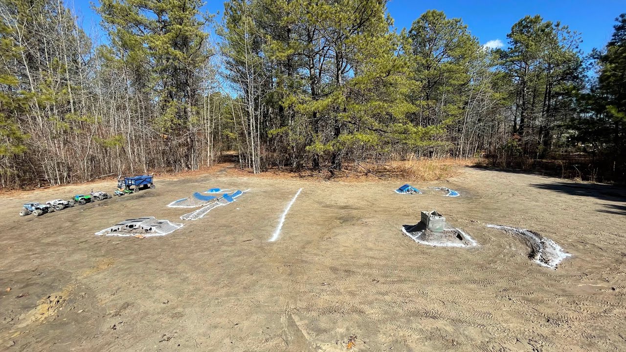 Rc monster trucks going toe 2 toe - YouTube