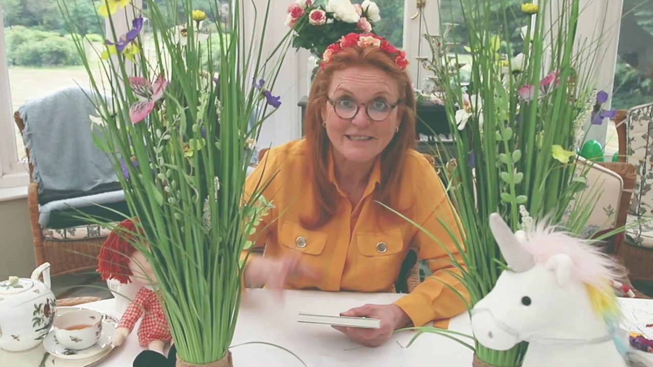 Sarah Ferguson reading Big Smelly Bear by Britta Teckentrup - YouTube