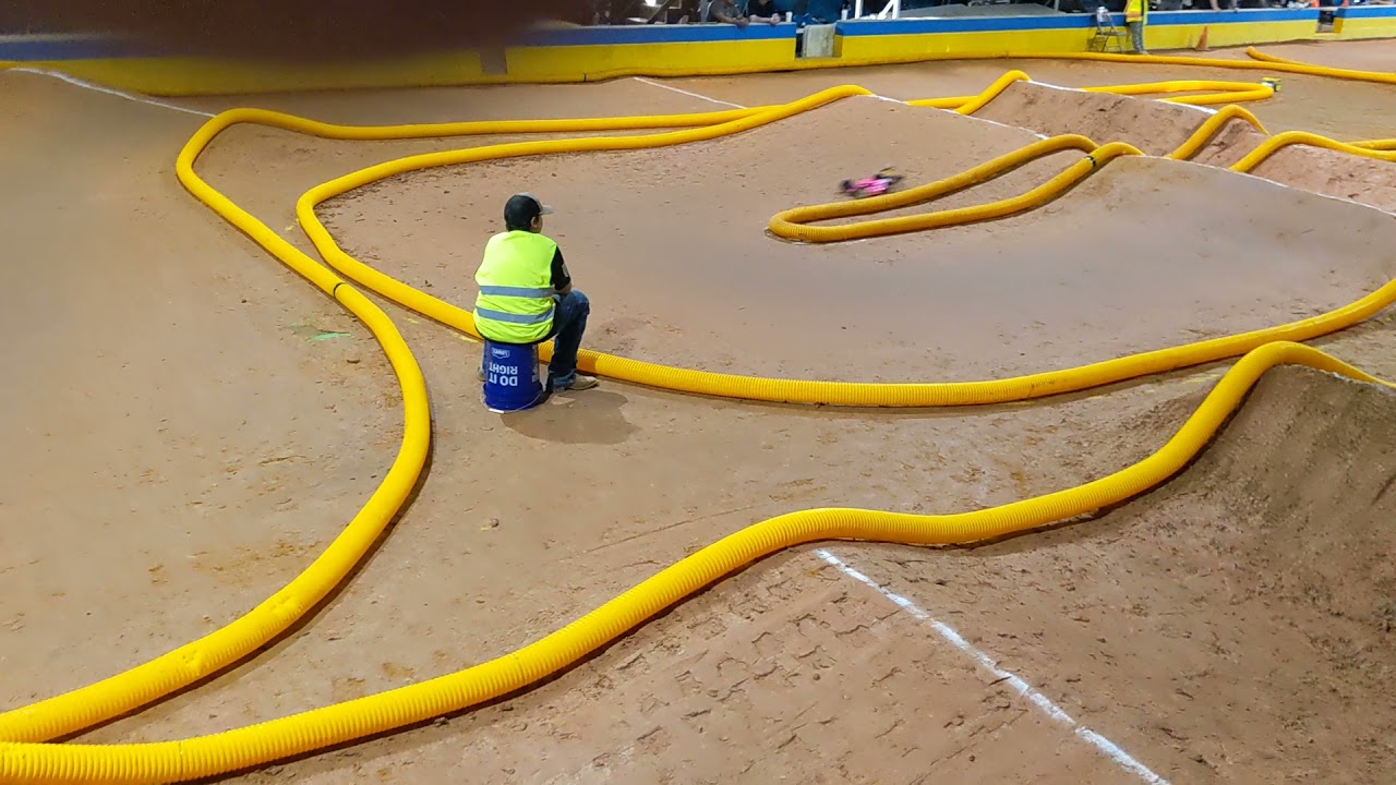 Ebuggy main at thunder alley rc raceway - YouTube