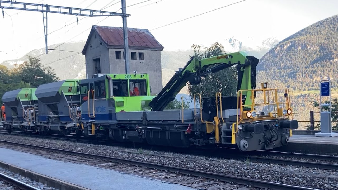 BLS Robel Tm 235 & Krebs Gleisbaumaschine in Ausserberg - YouTube