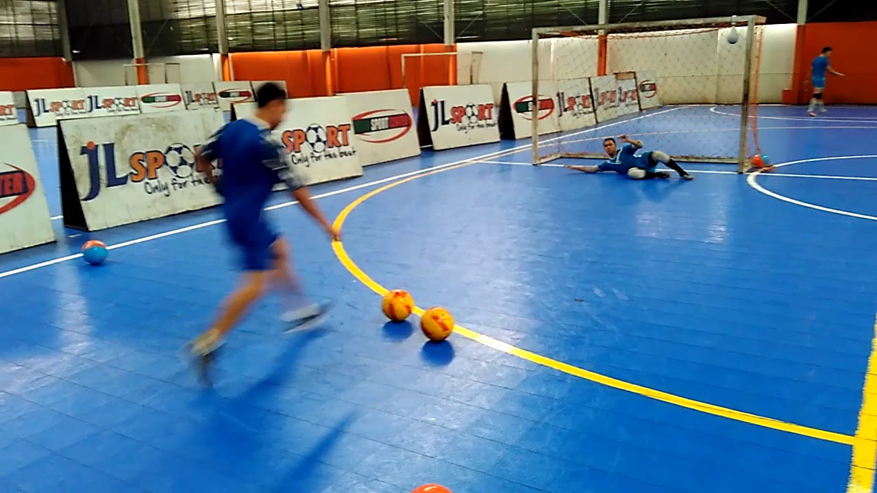 SS Coach Futsal Goalkeeper side dive reaction Training 2 - YouTube