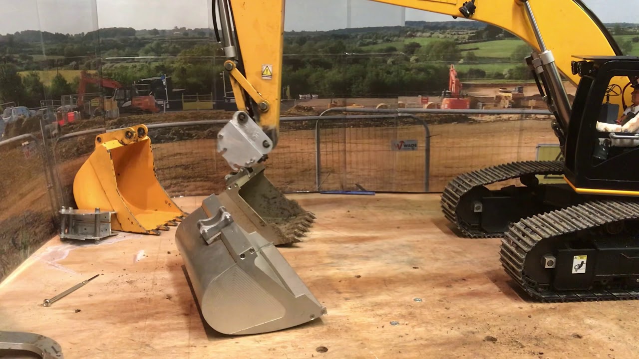 RC Quick Change Bucket and Smoke Unit - YouTube