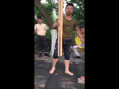 BU ADAM HERŞEYİ ELİ AYAĞIYLA VE KAFASIYLA  KIRIYOR