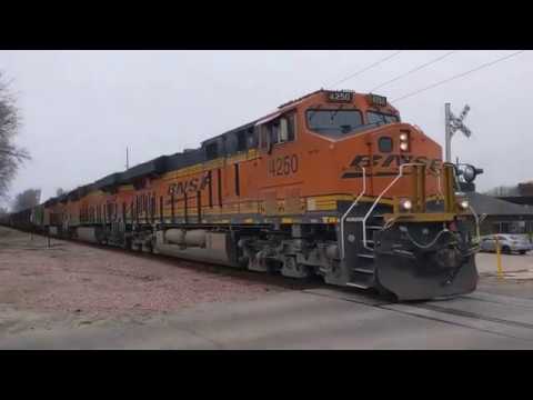 W 19th Street railroad crossing, BNSF 4250 Grain Train, Sioux City, IA - YouTube