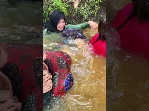 janda sama gadis mandi di sungai 🤩 #gadisdesa #jandadesa