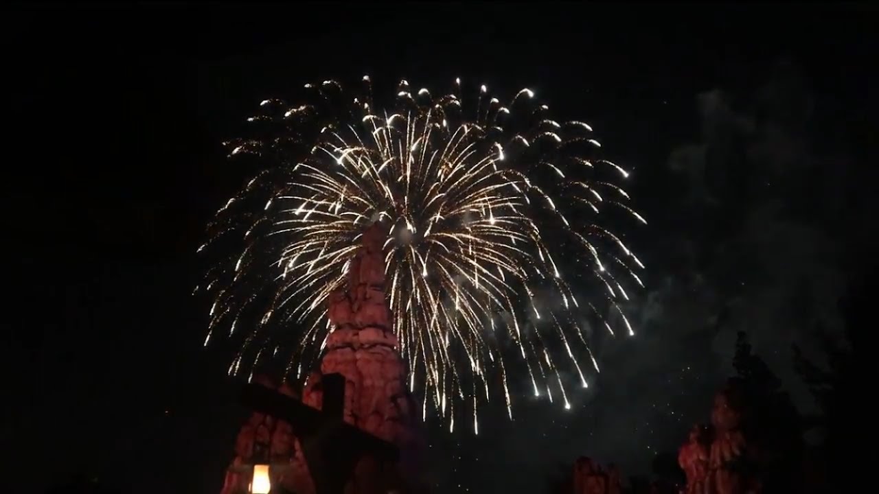 Disneyland at Night! Electrical Parade, Fireworks, and Small World ...