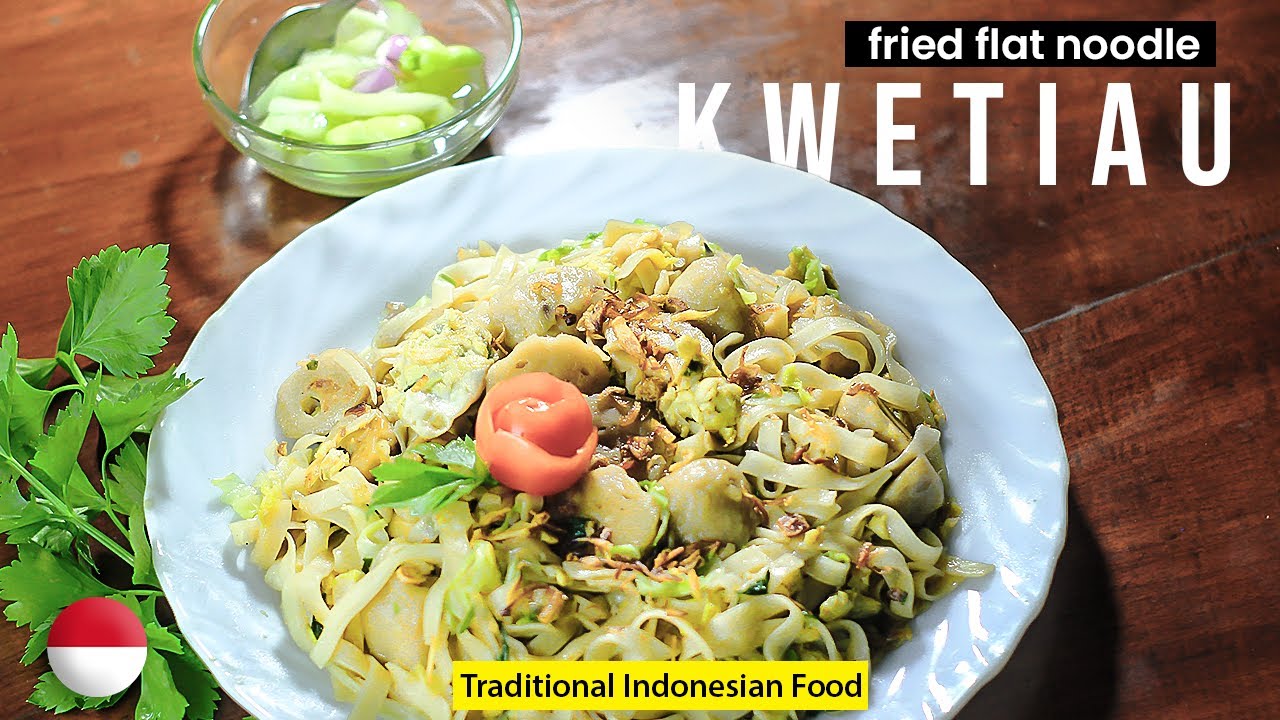 Kwetiau Indonesian style of stir fried flat rice noodle dish『Kwetiau ...