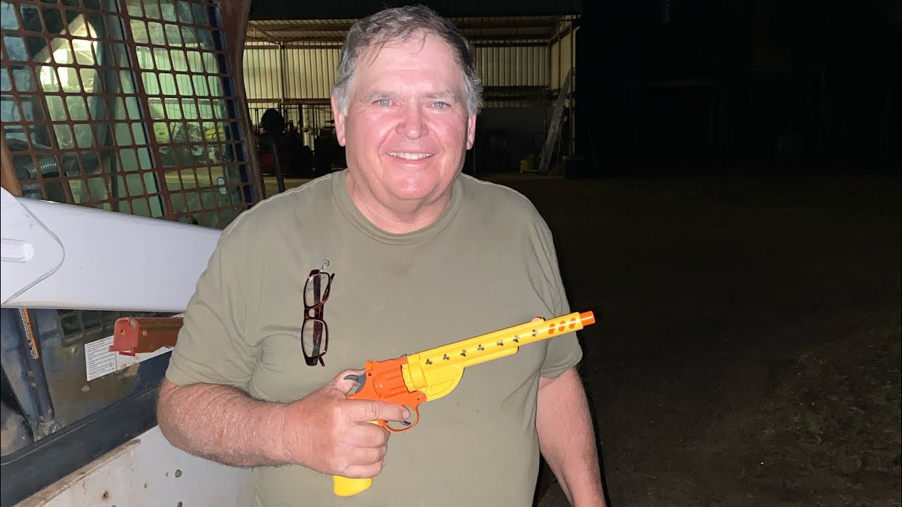 Scorpion Hunt with the Bug A Salt Revolver - YouTube