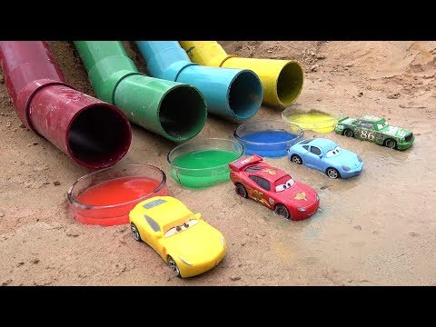 Jouets Disney Pixar Cars 3 : Lightning McQueen et ses amis s'amusent avec de l'eau.