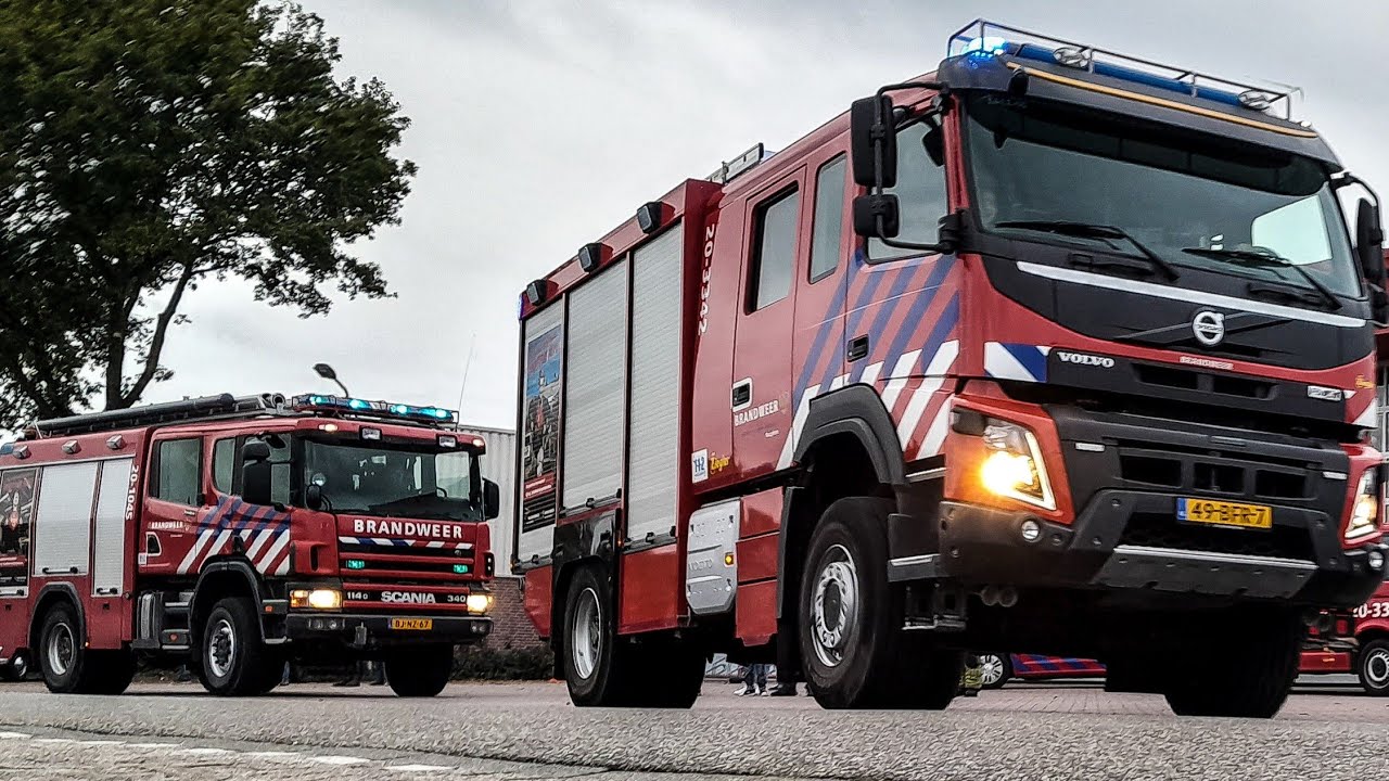 80 jarig jubileum brandweer Ruchpen- Brandweervoertuigen rijden met ...