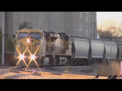 Ex.CNW 6703 AC4400CW leads a grain train through Shortline junction in Des Moines, IA! - YouTube