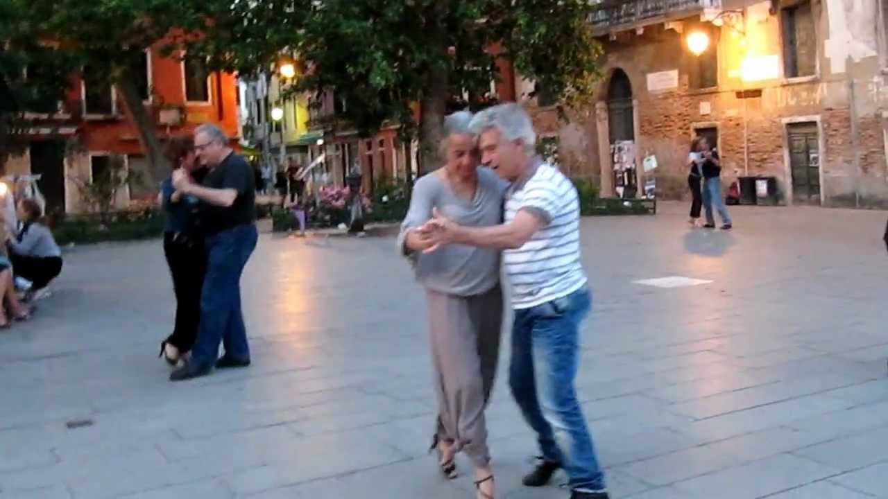 Venice Couple Dancing Tango !! One of the reason to visit Italy ...